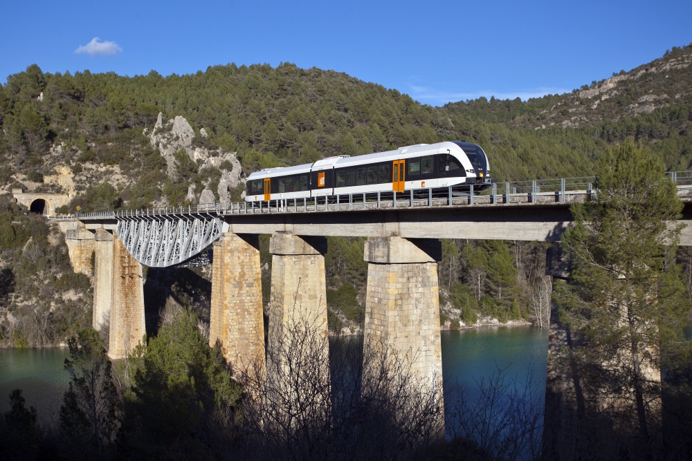 FGC. Viatge i vistes espectaculars amb el Tren dels Llacs Panoràmic ...